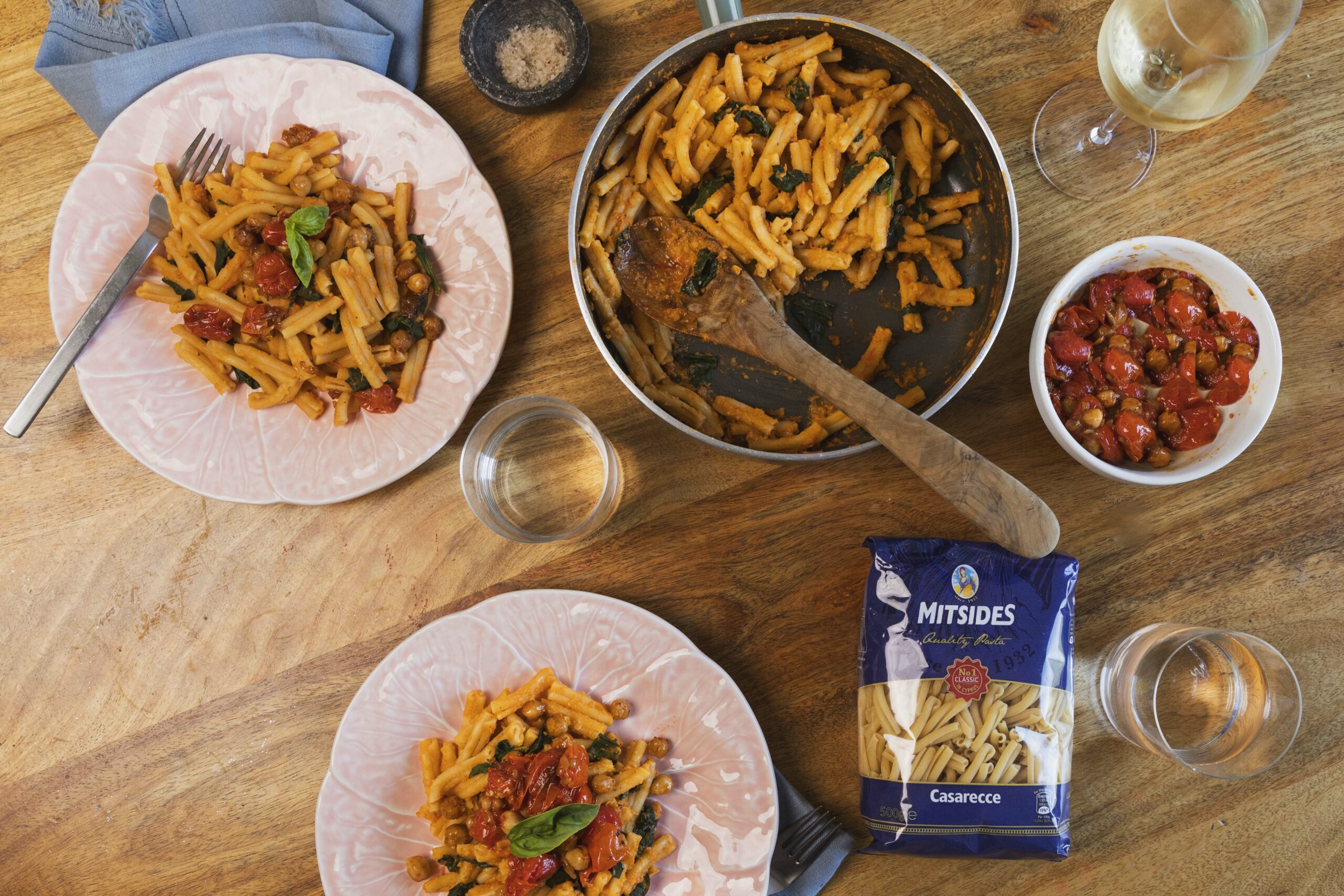 Pasta with roasted tomatoes and chickpeas - Mitsides Group